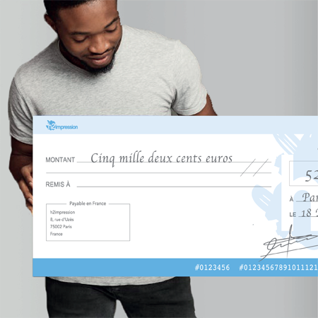 Impression de chèque géant en carton léger pour remise de prix lors d ...